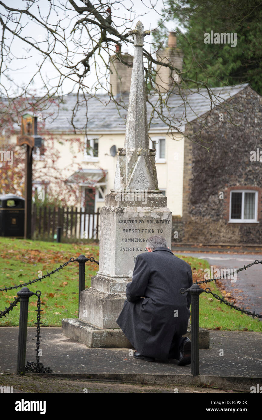 Sketchworth, UK. 08th Nov, 2015. Man laying a wreath at Stetchworth War ...