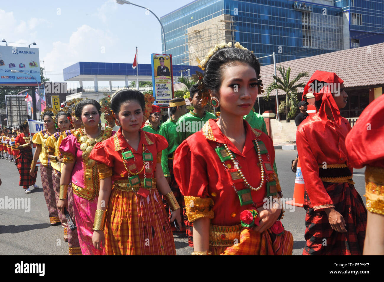 Makassar, Indonesia. 08th Nov, 2015. People wear traditional South ...