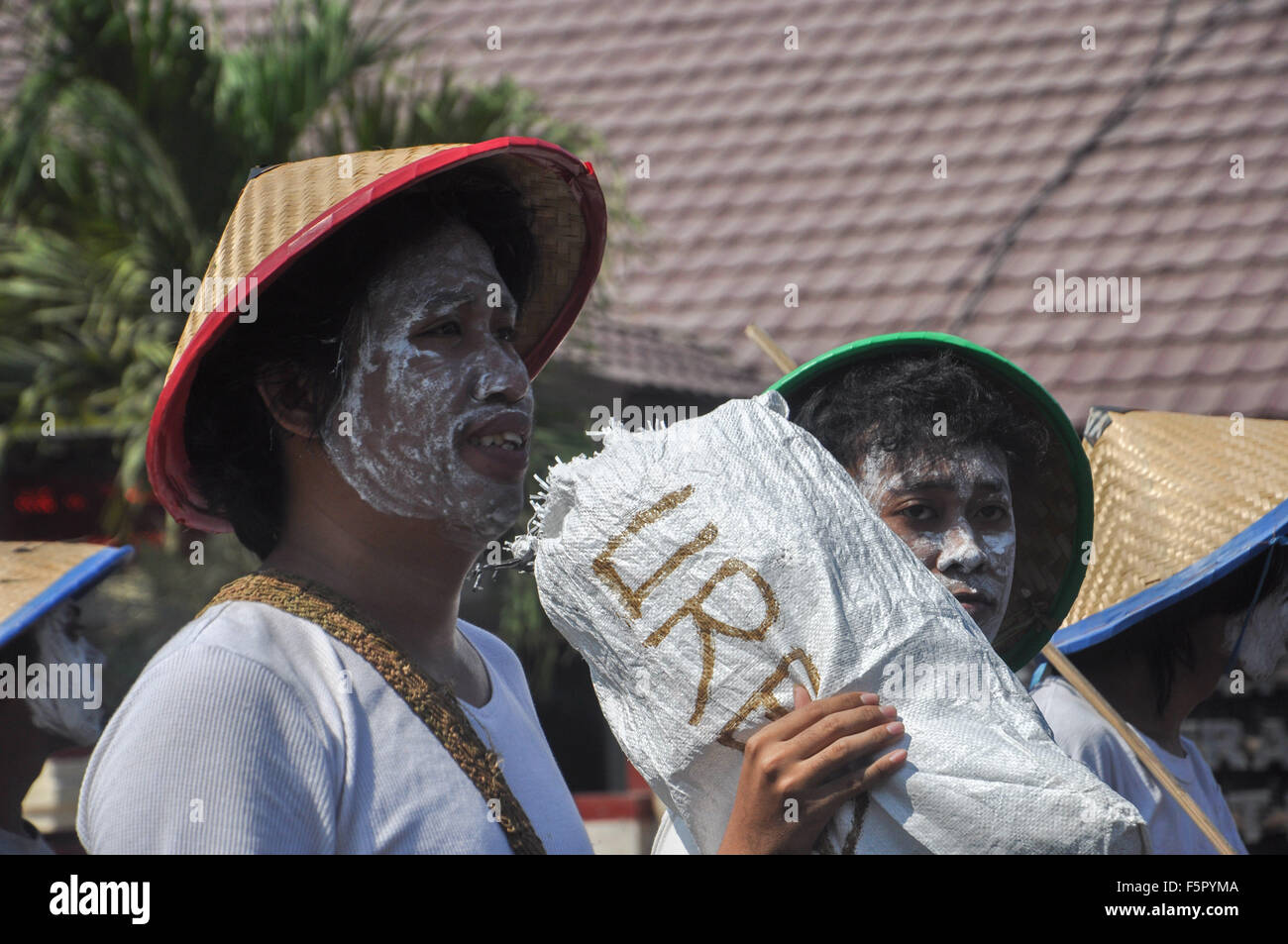Makassar, Indonesia. 08th Nov, 2015. Men wear facial powder at Makassar ...