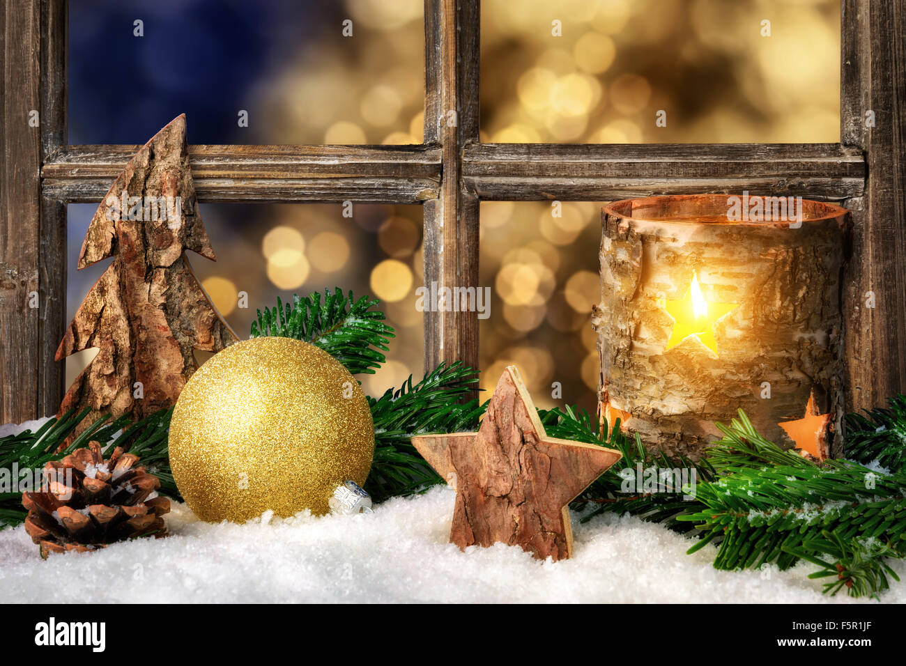 Candle window snow hi-res stock photography and images - Alamy