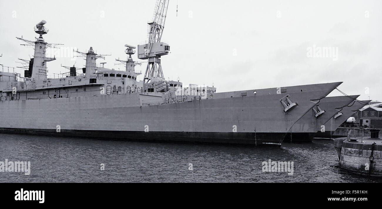 Type 22 frigate hi-res stock photography and images - Alamy