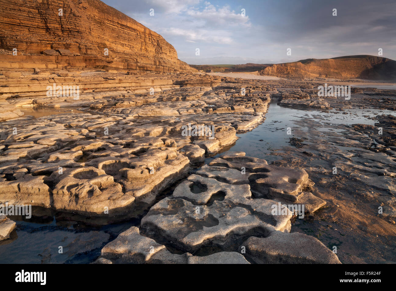 Southerndown wales cliffs hi-res stock photography and images - Alamy