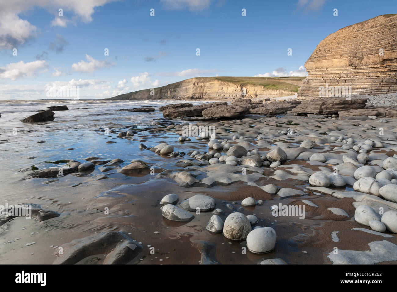 Southerndown wales cliffs hi-res stock photography and images - Alamy