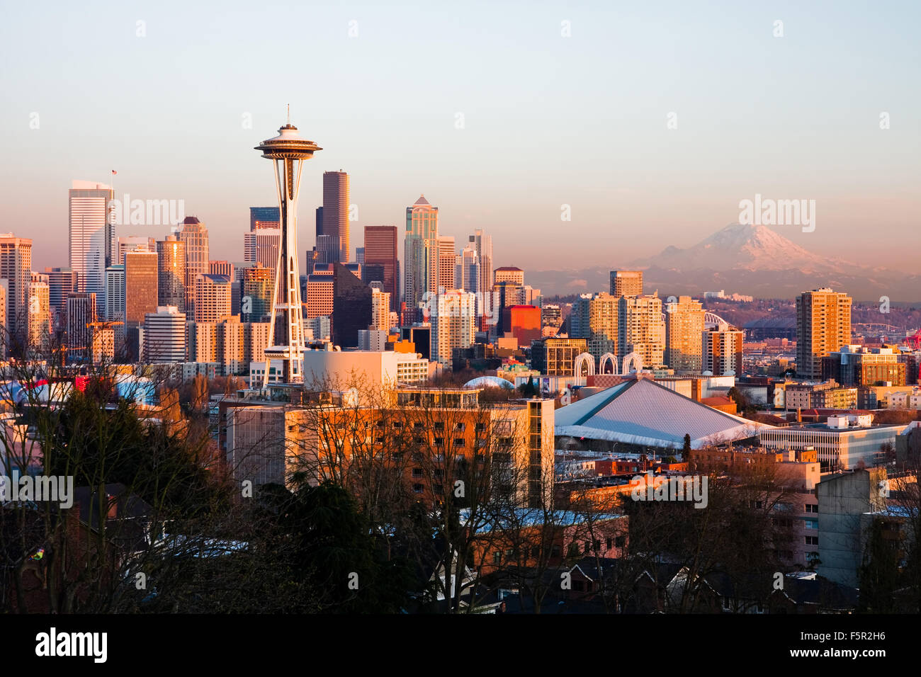 Seattle skyline at sunset Stock Photo - Alamy