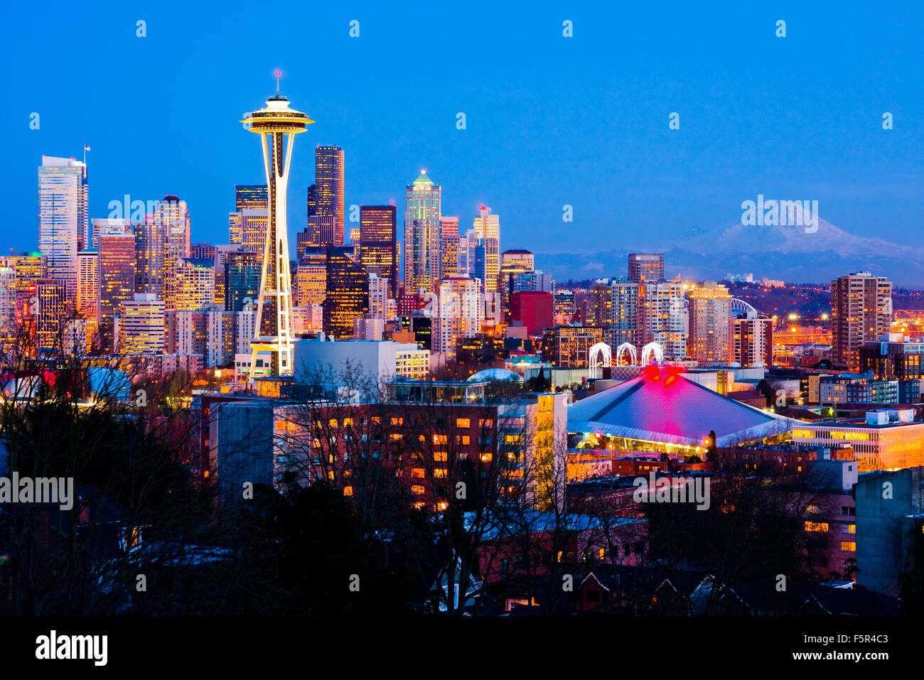 Architecture night seattle skyline hi-res stock photography and images ...