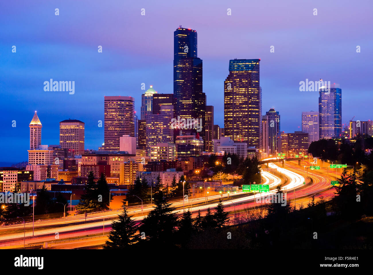 Downtown Seattle At Night Stock Photo Alamy downtown-seattle-at-night-stock-photo-alamy