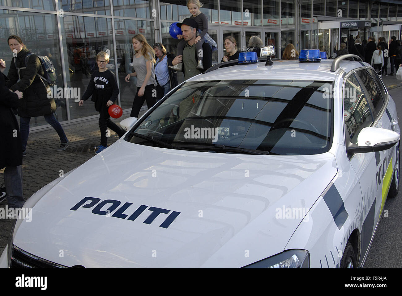 Copenhagen, Denmark. 8th November, 2015. Danish Special police force ...