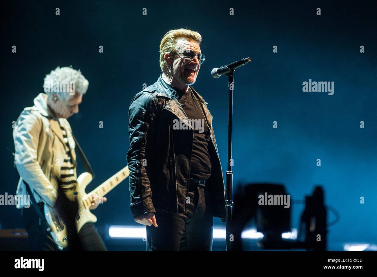 U2 concert crowd hi-res stock photography and images - Alamy