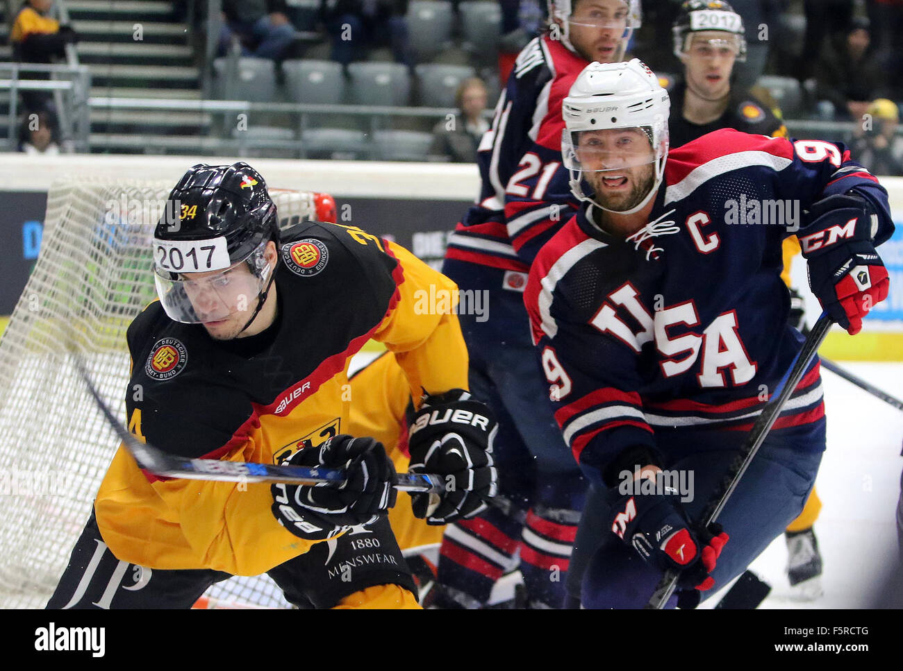 Augsburg, Bavaria, Germany. 8th Nov, 2015. from left Benedikt KOHL ...