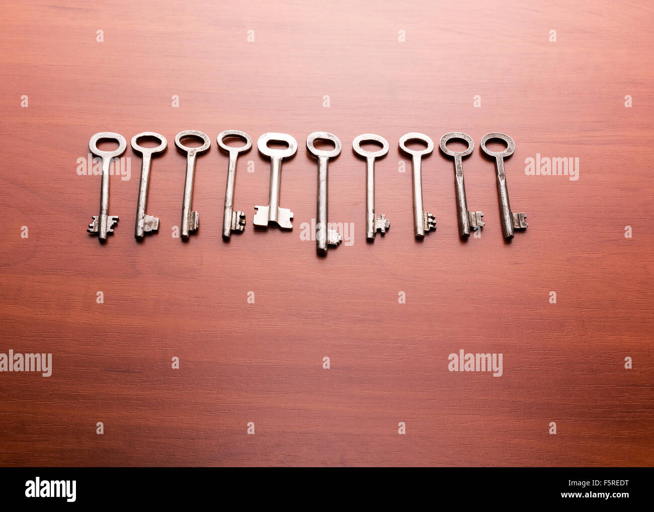 Old keys lie on the wooden table Stock Photo - Alamy
