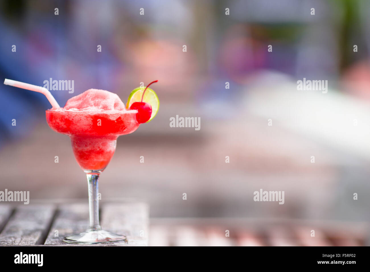 Tasty alcoholic cocktail background swimming pool Stock Photo - Alamy