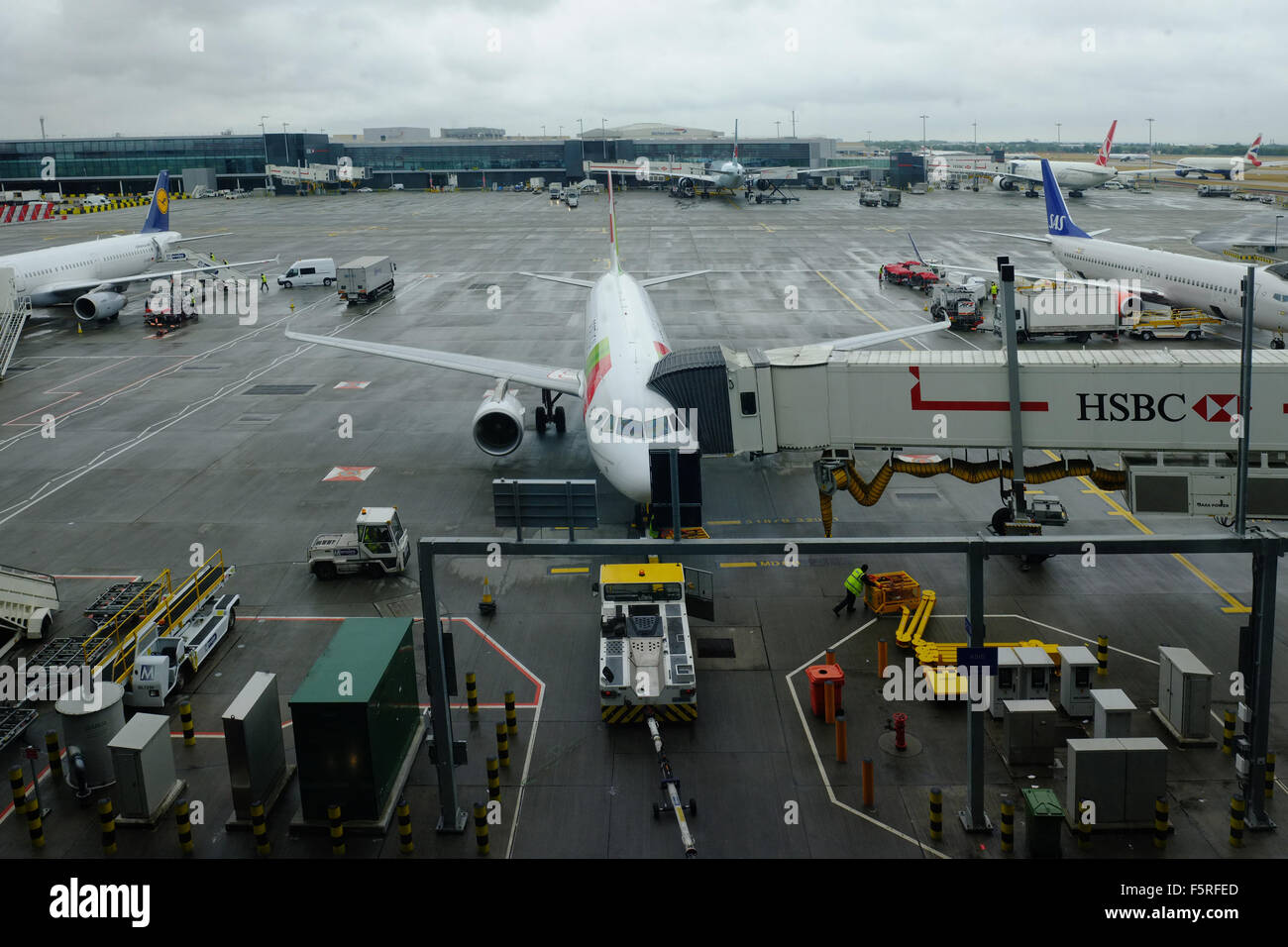 Heathrow airport departure gate hi-res stock photography and images - Alamy