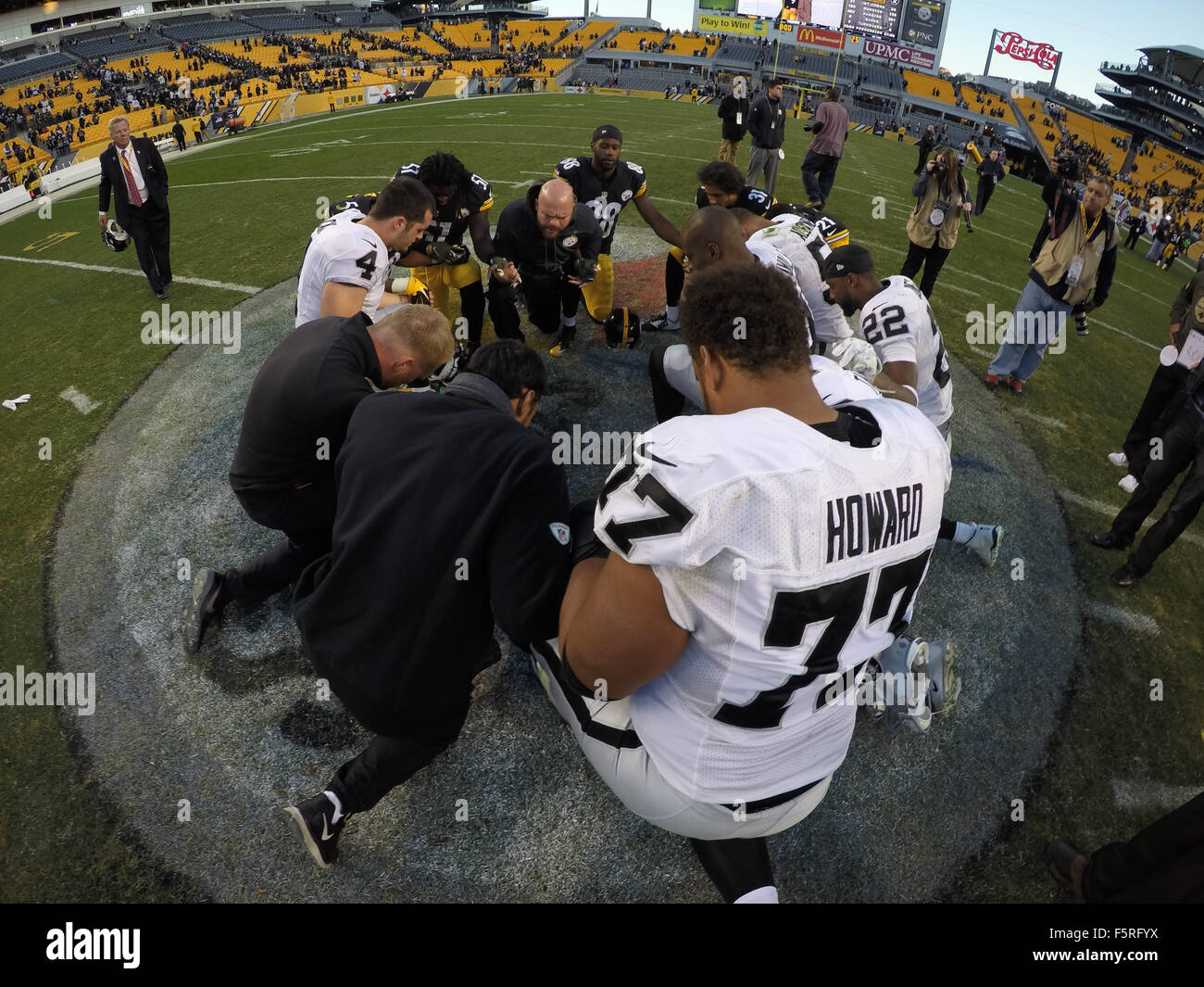 Pittsburgh, PA, USA. 8th Nov, 2015. Joint team prayer after the Oakland ...