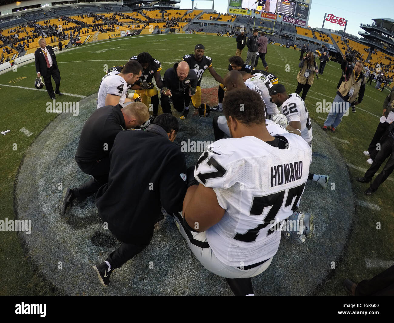 Pittsburgh, PA, USA. 8th Nov, 2015. Joint team prayer after the Oakland ...
