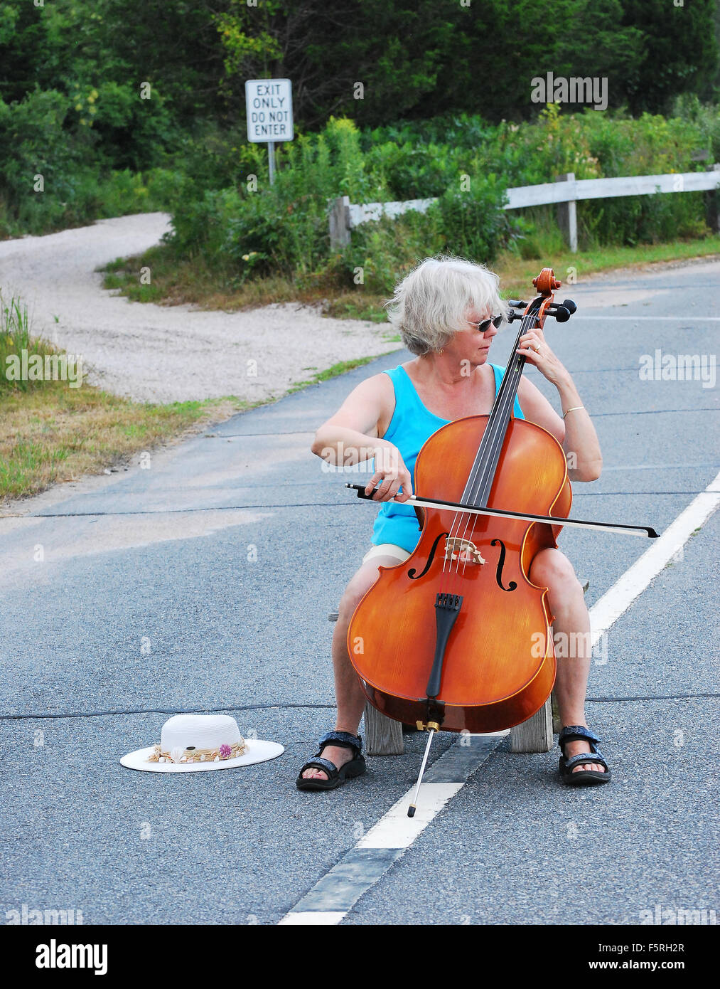 Female cellist performing outdoors Stock Photo - Alamy