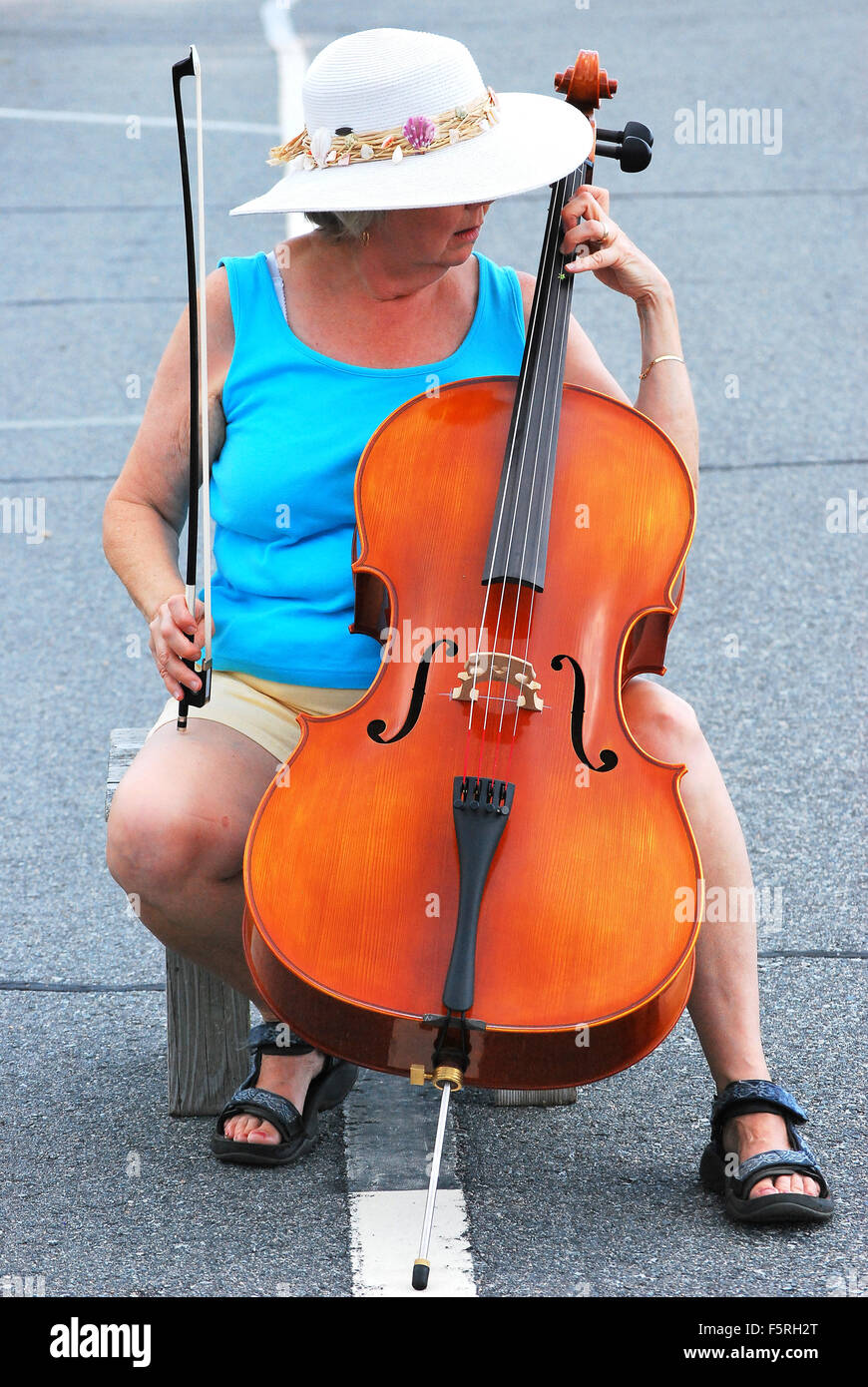 Female cellist performing outdoors Stock Photo - Alamy