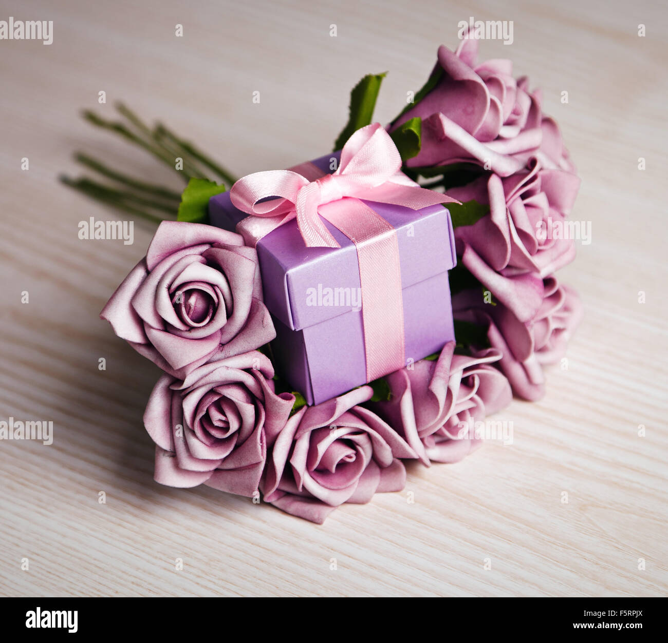 violet roses and gift box Stock Photo - Alamy