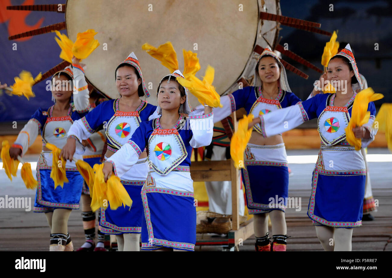 (151109) -- KUNMING, Nov. 9, 2015 (Xinhua) -- Young women of Jino ...