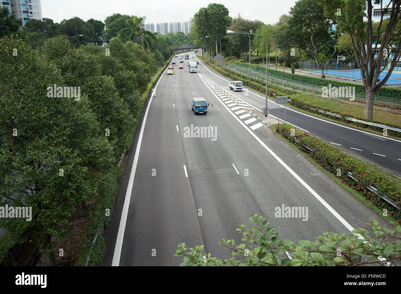 A green Singapore highway Stock Photo - Alamy