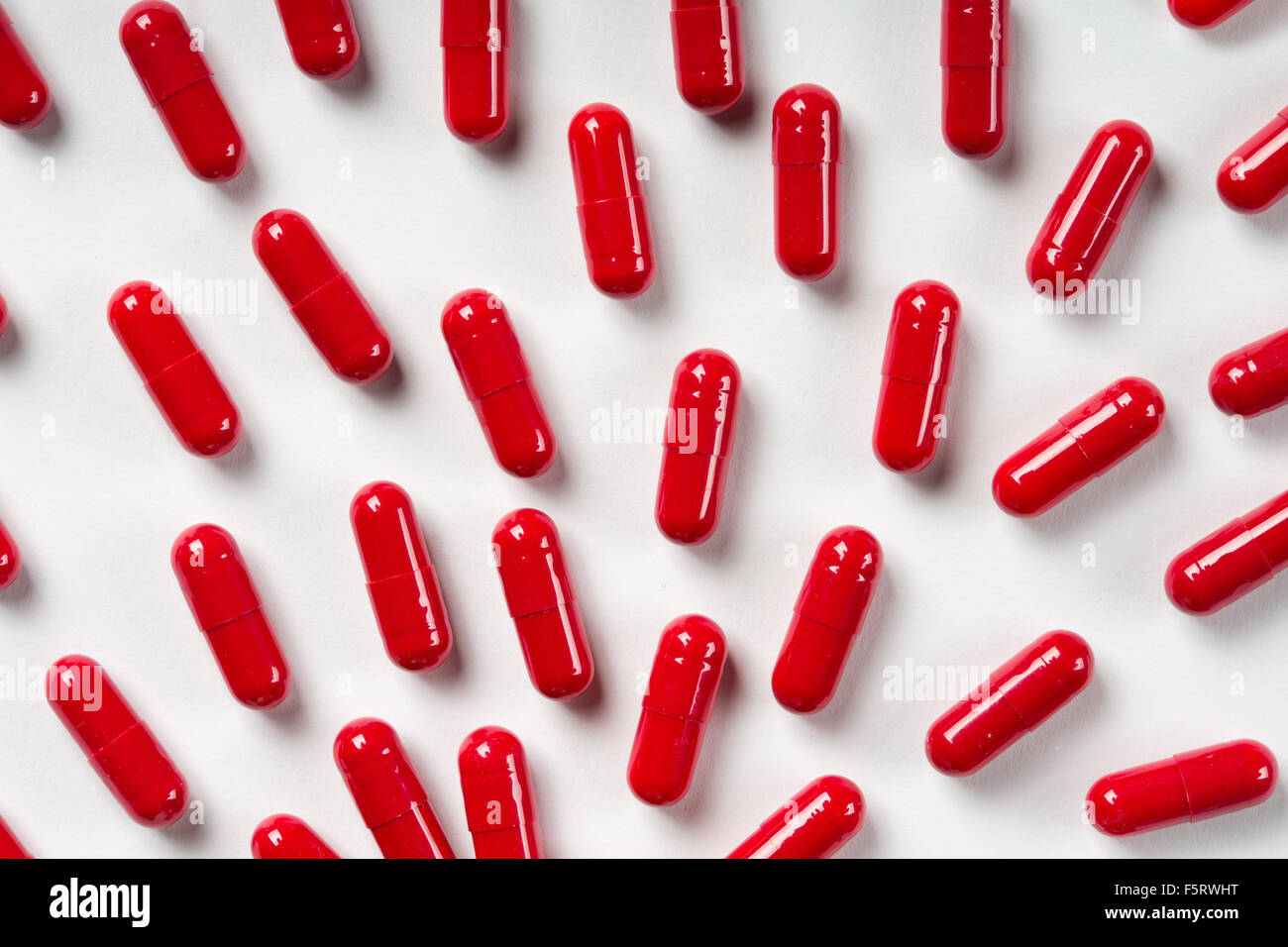 Many red medicine capsules. Background or texture Stock Photo - Alamy