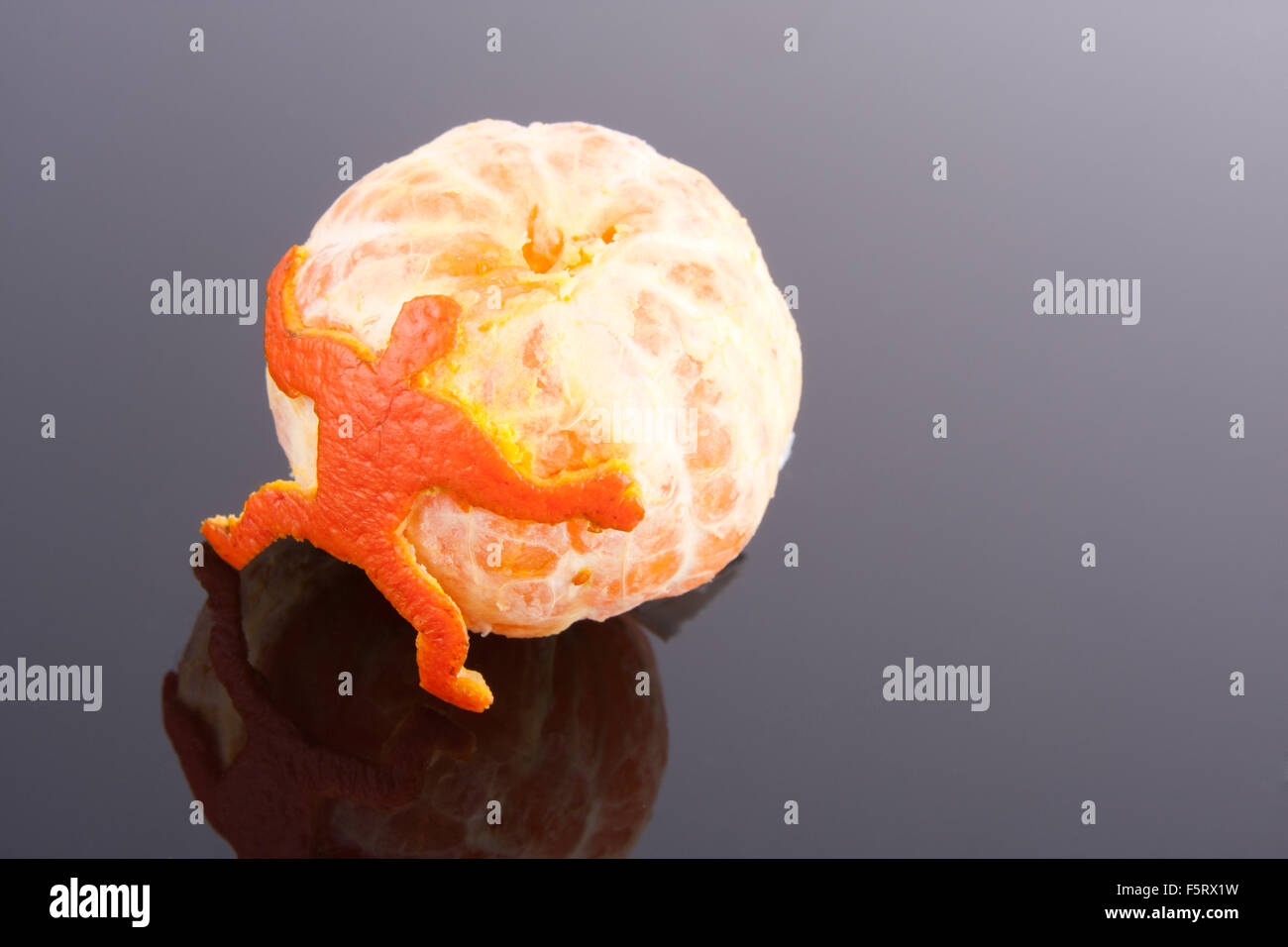 A strong man of peel holding big mandarin Stock Photo - Alamy