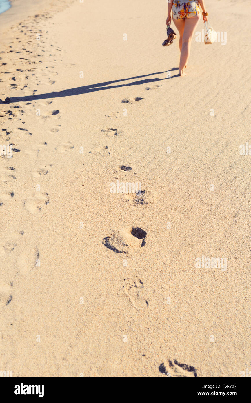 Single person footprints in the sand at beach hi-res stock photography ...