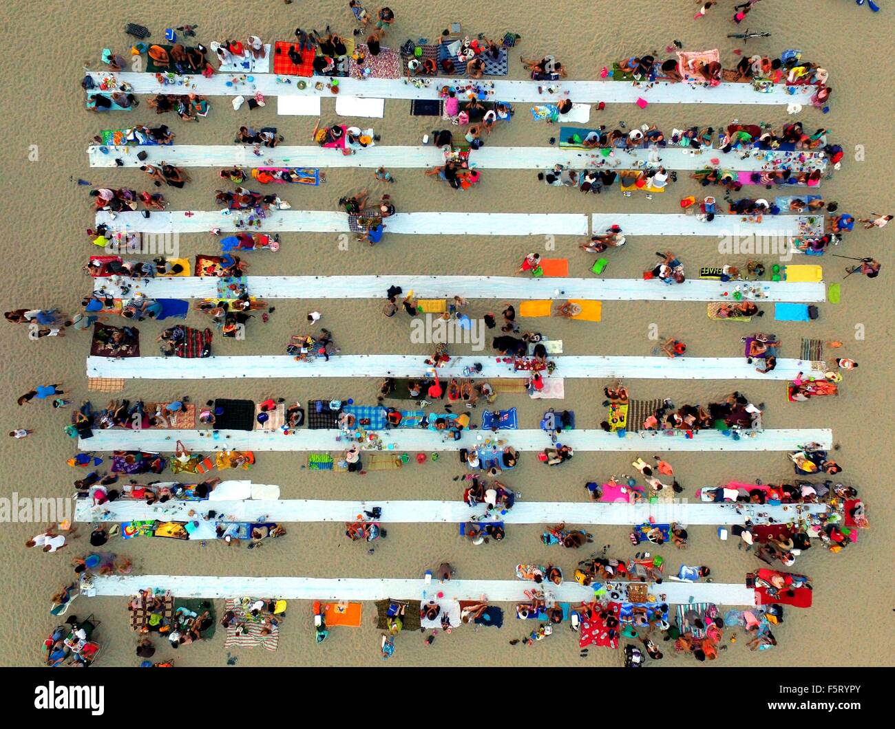 Improvised dinner table hi-res stock photography and images - Alamy