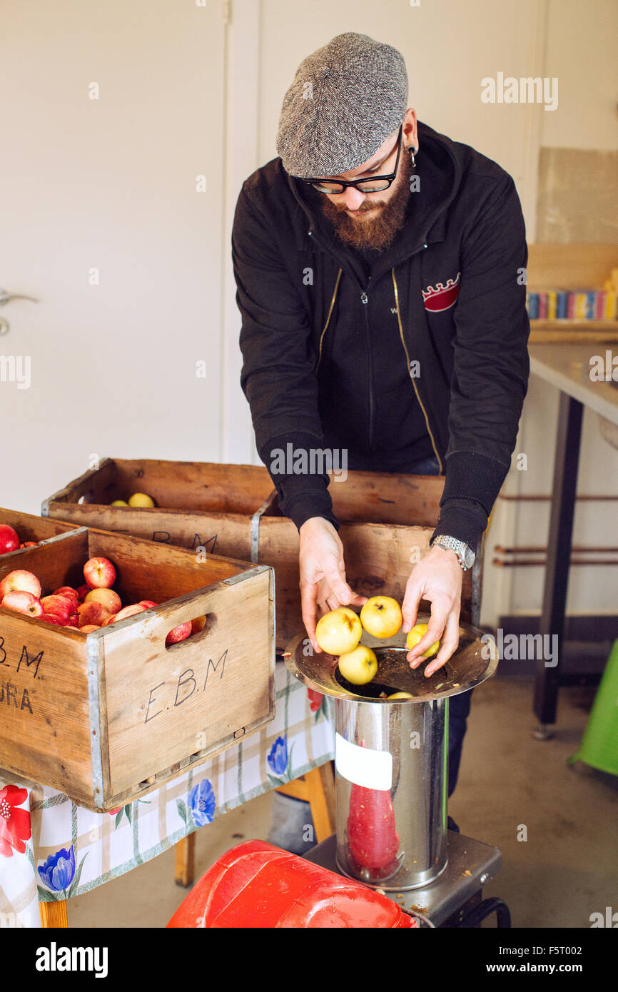 Man with apples hi-res stock photography and images - Alamy