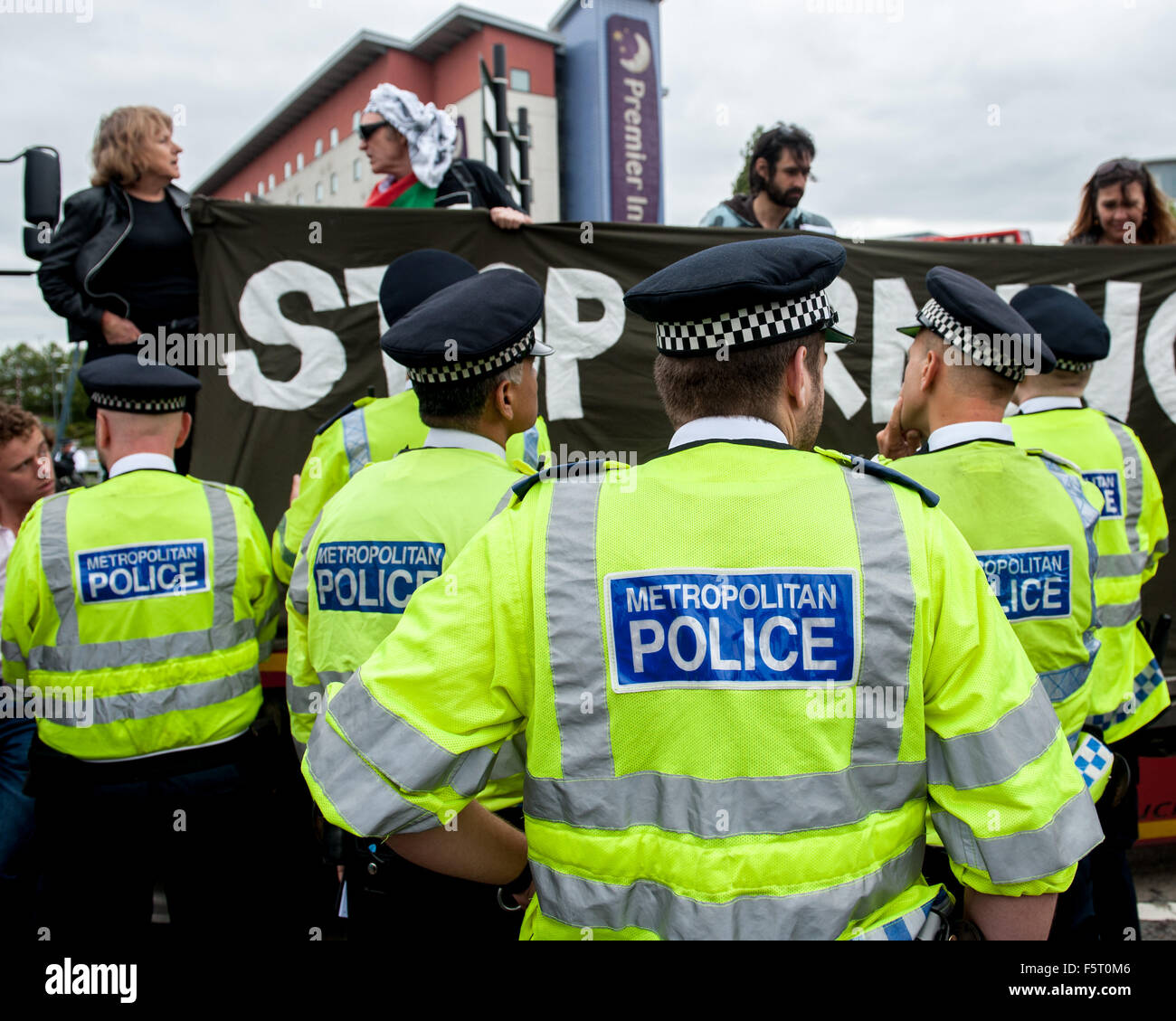 Police remove banners hi-res stock photography and images - Alamy