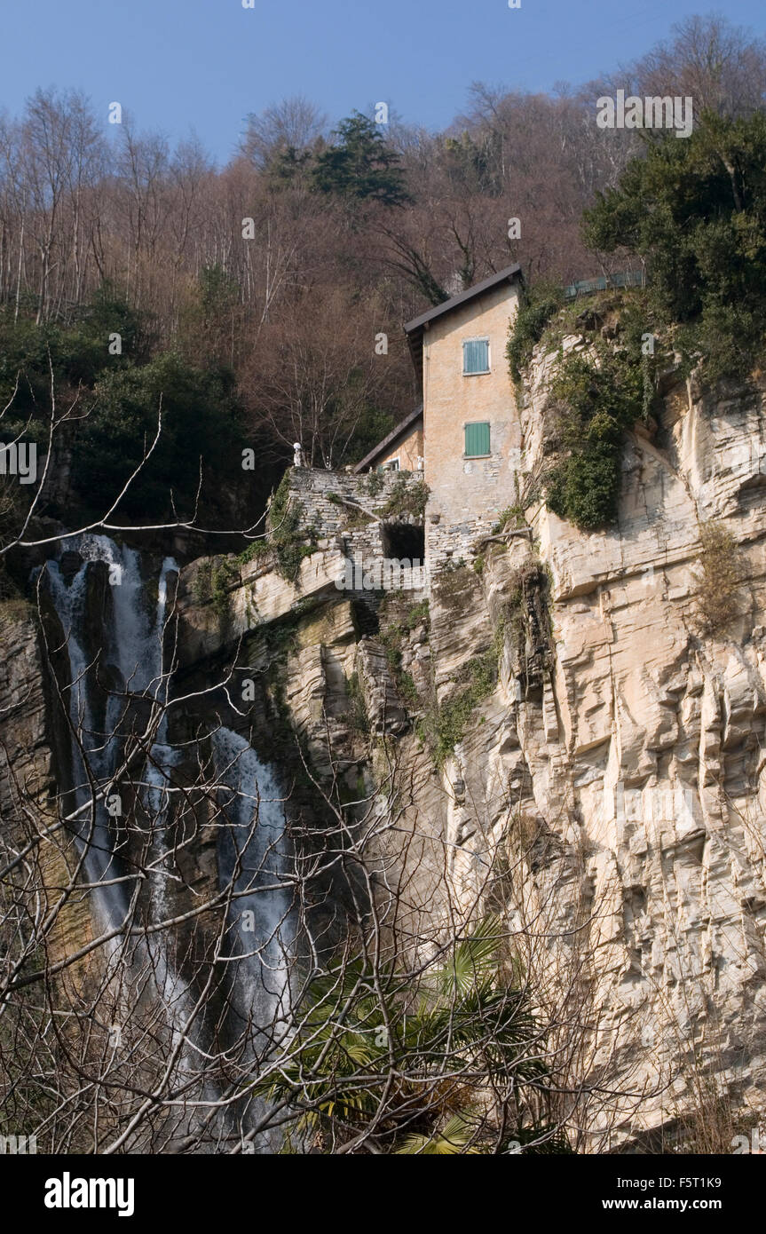 House isolated cliff hi-res stock photography and images - Alamy