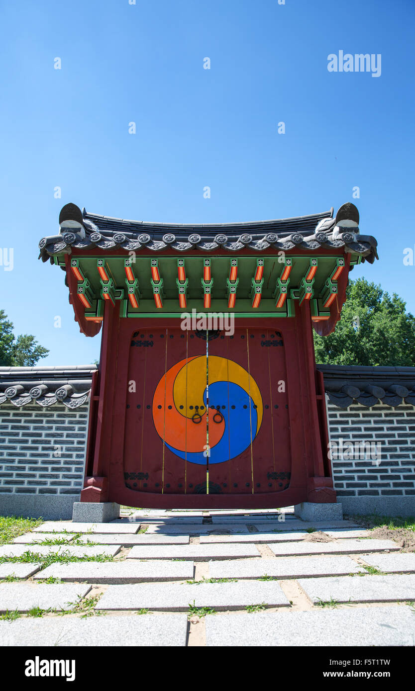 Traditional Korean gate at sunny day Stock Photo - Alamy