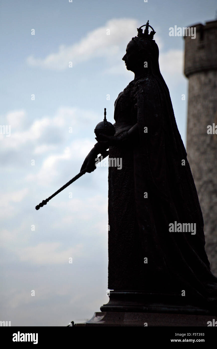 Bronze Statue of Queen Victoria 1887,silhouett outside Windsor Castle ...