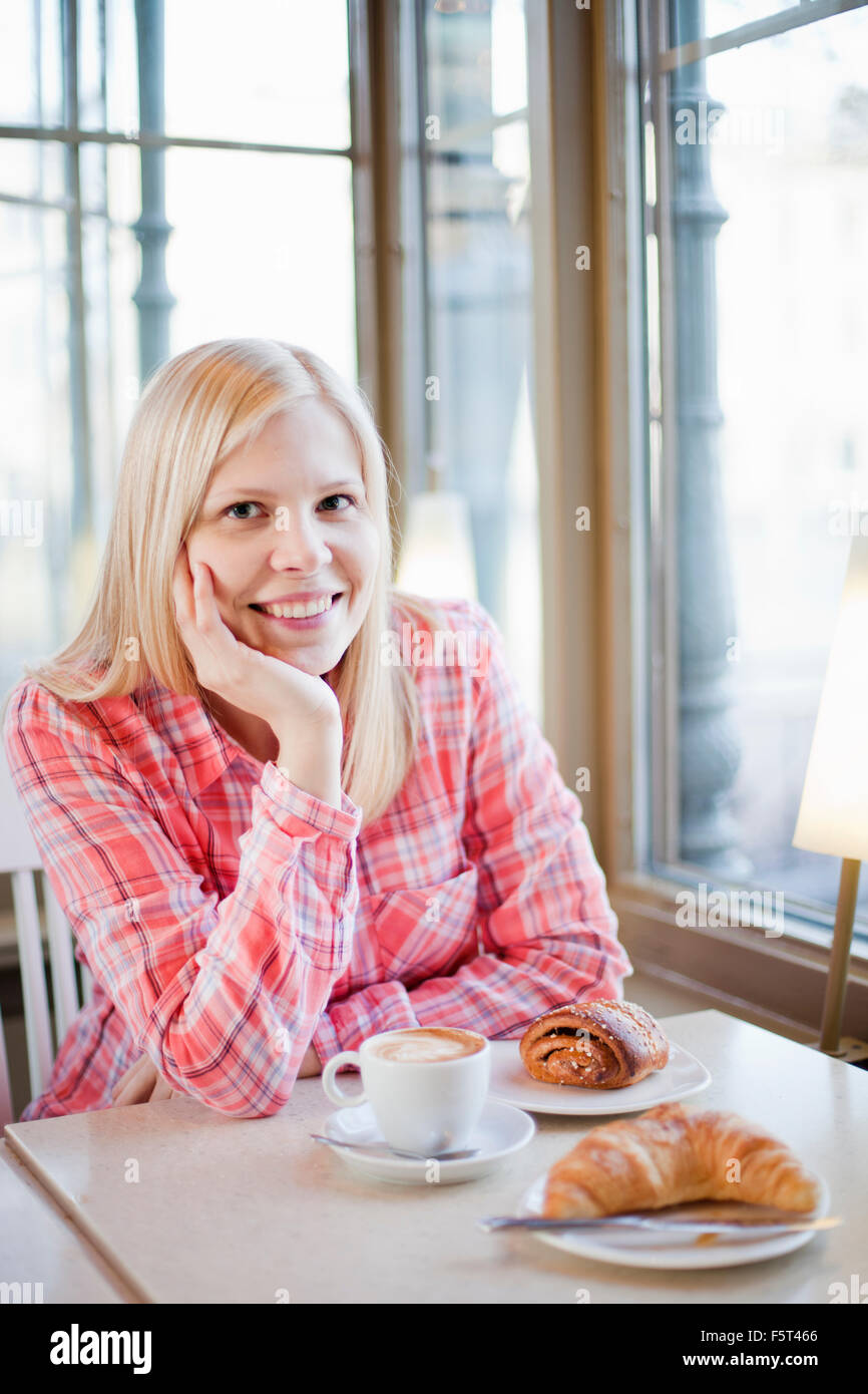 Woman table chin on hand hi-res stock photography and images - Alamy