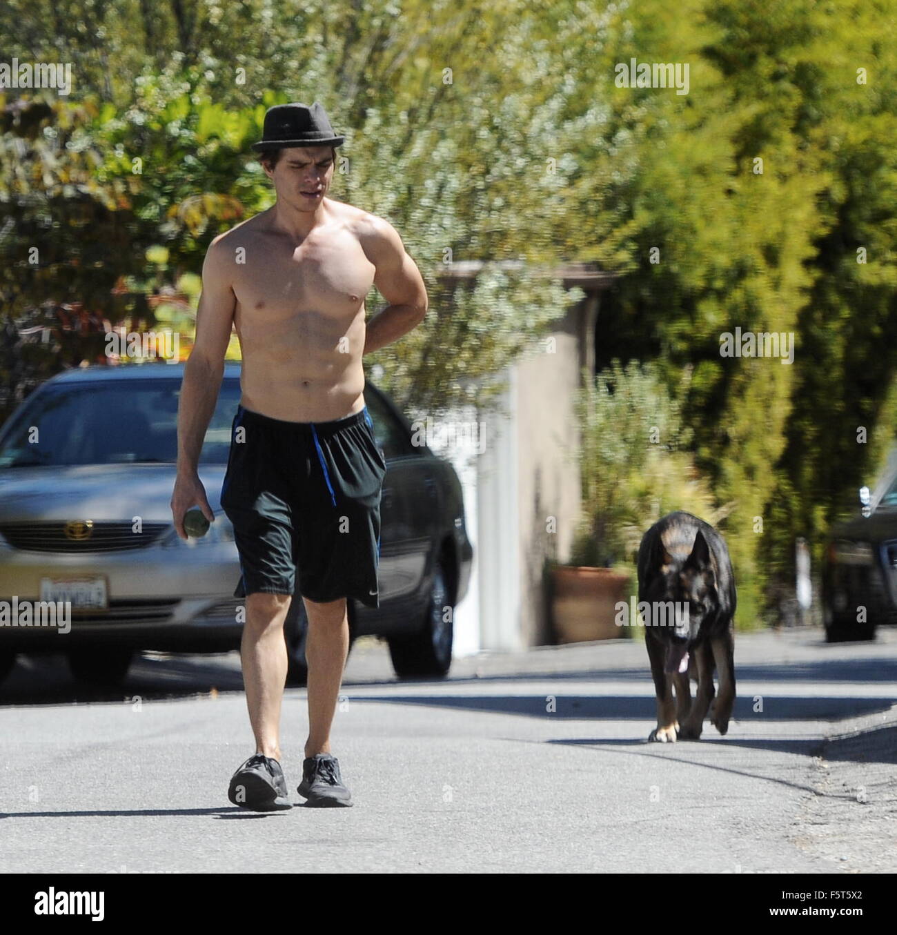 Girl Meets World star Matthew Lawrence shows off his abs while jogging ...