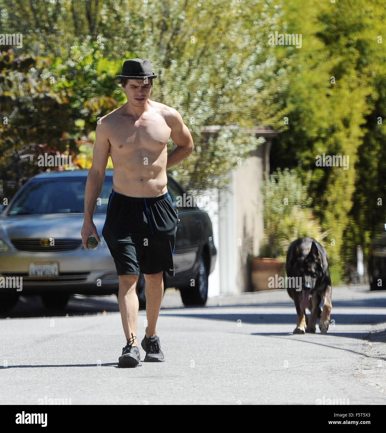 Girl Meets World star Matthew Lawrence shows off his abs while jogging ...