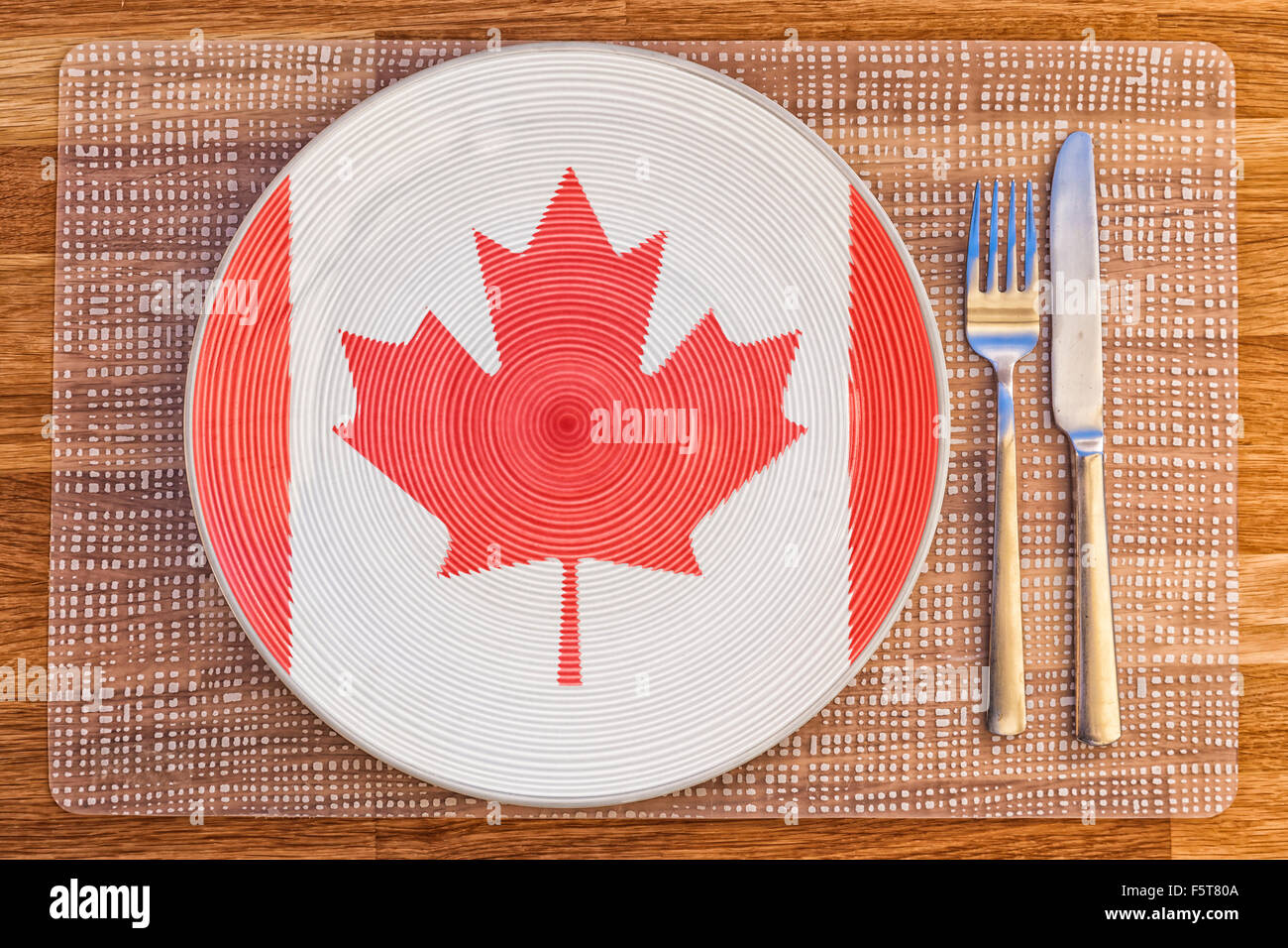 Dinner plate with the flag of Canada on it for your international food ...