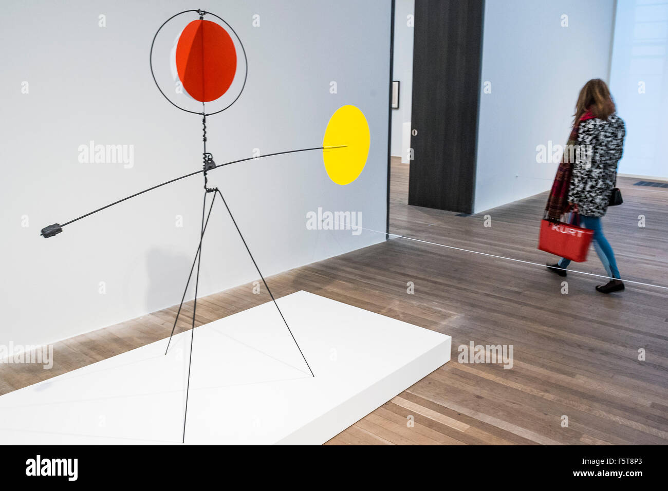 Alexander calder sculpture uk hi-res stock photography and images - Alamy