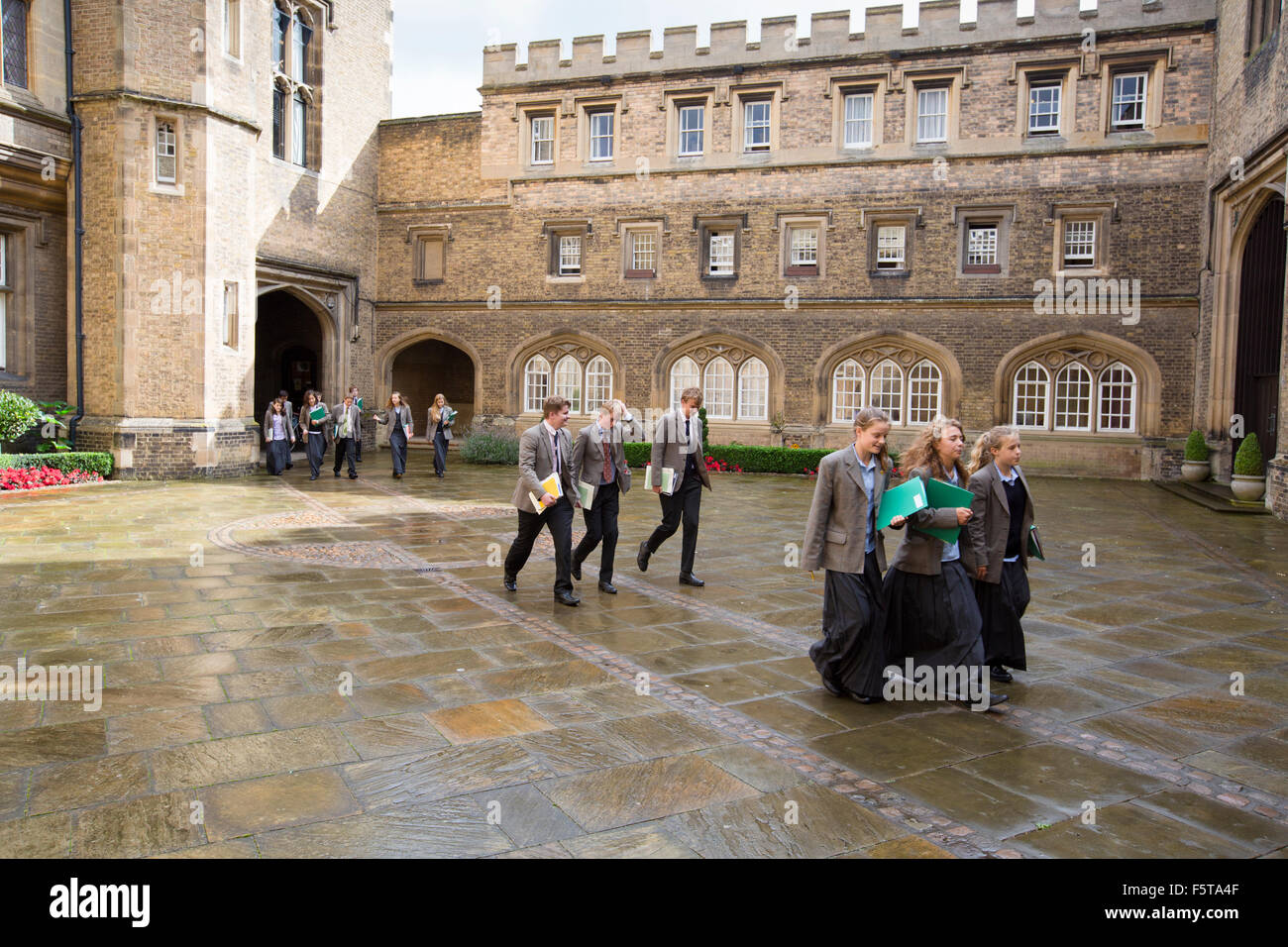 Walking into school uk hi-res stock photography and images - Alamy