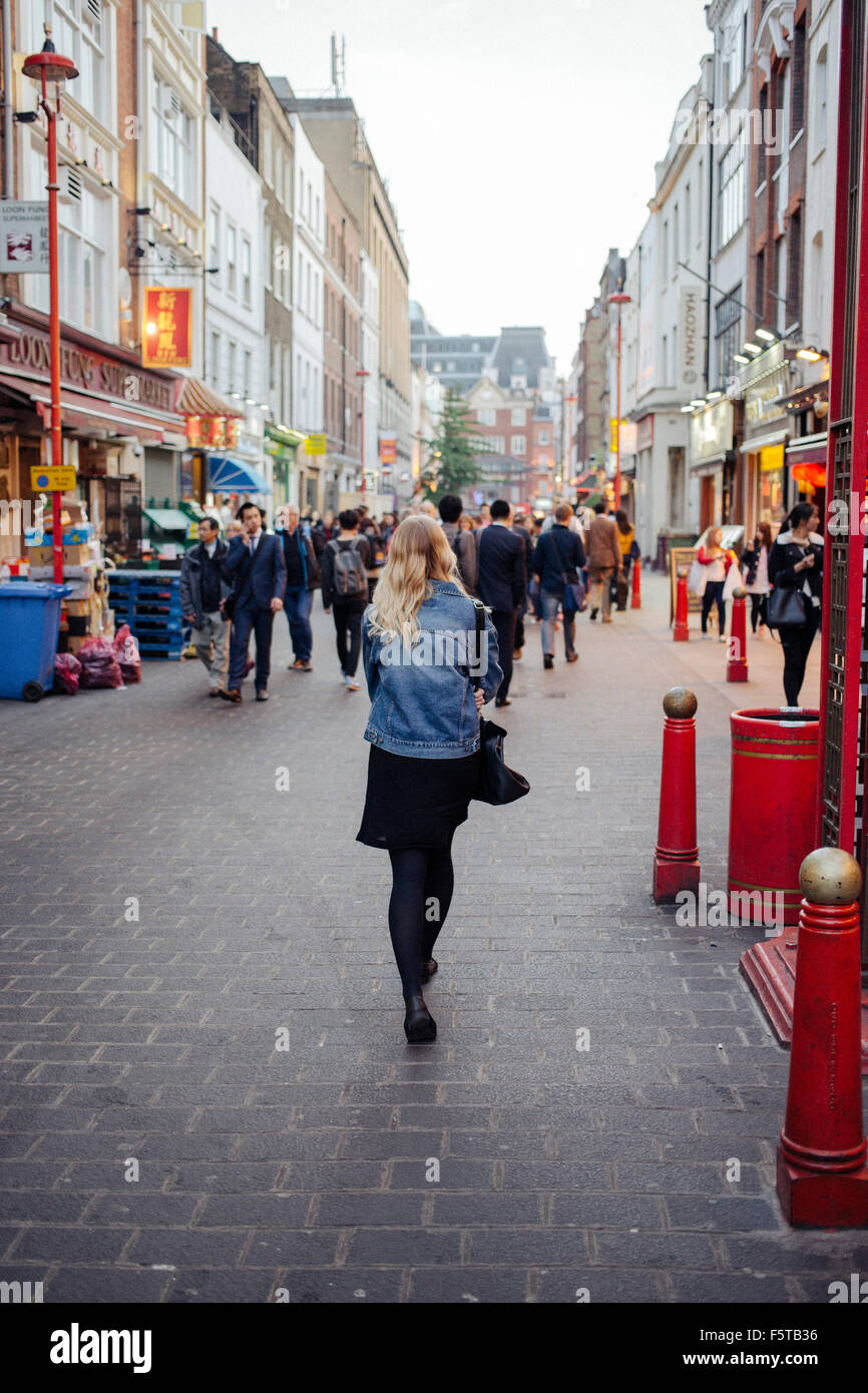 City of london streets walking hi-res stock photography and images - Alamy