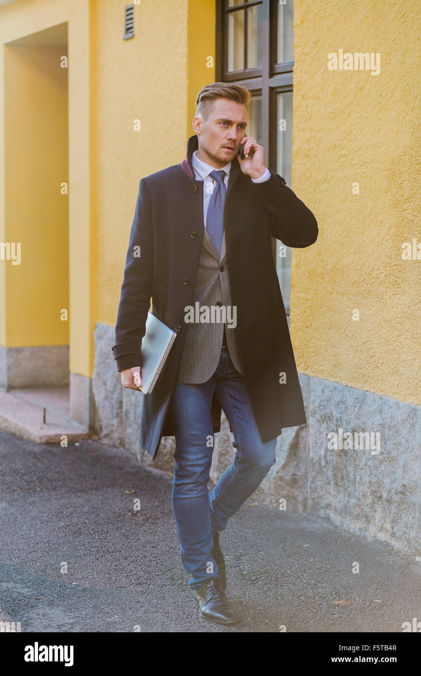 Businessman using cell phone sidewalk hi-res stock photography and ...