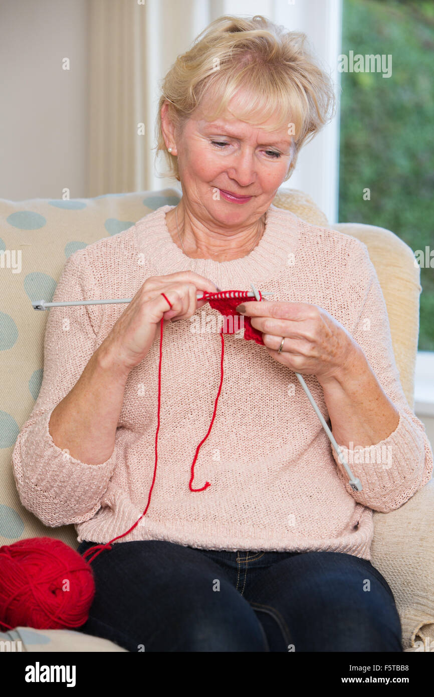 Women knitting hi-res stock photography and images - Alamy