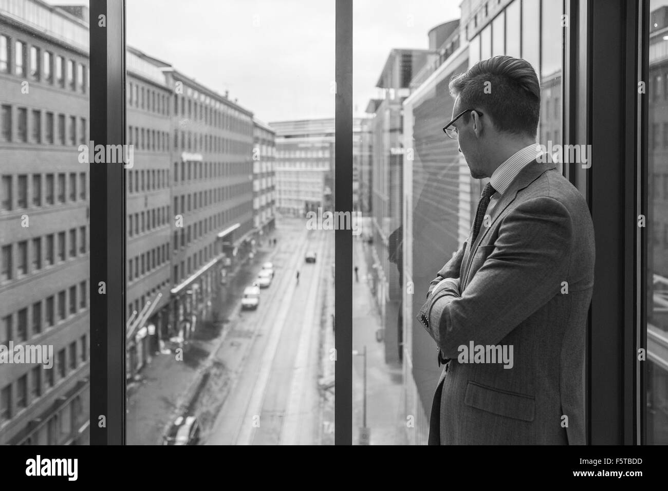 Man looking window office exterior hi-res stock photography and images ...