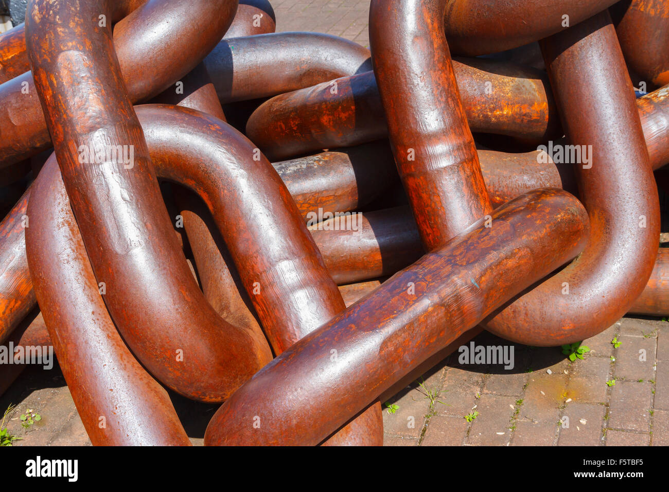 Huge ship chain Stock Photo - Alamy