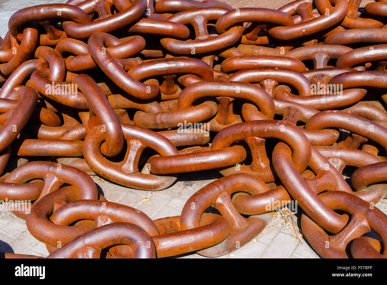 Huge ship chain Stock Photo - Alamy