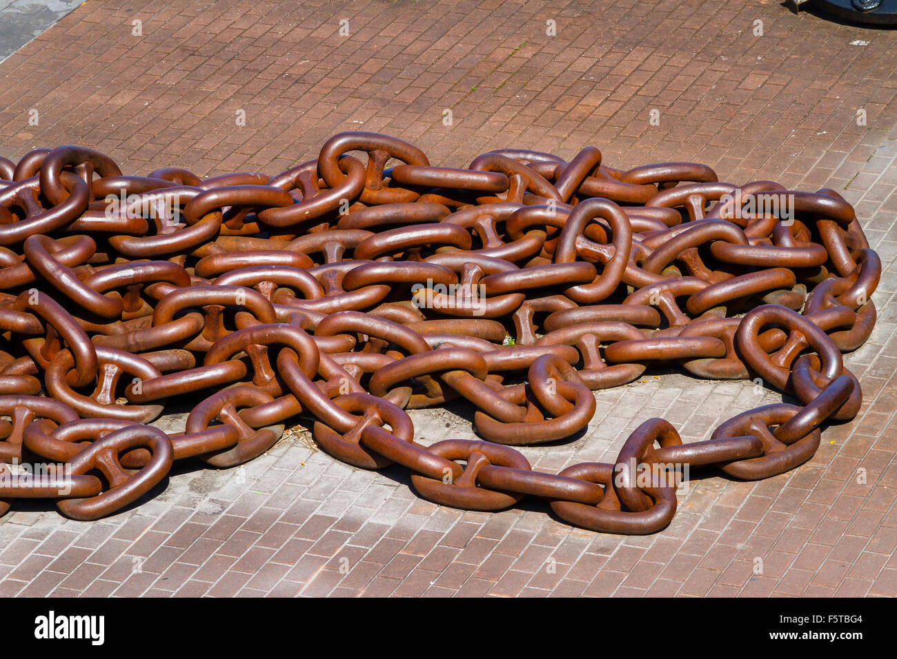 Huge ship chain Stock Photo - Alamy