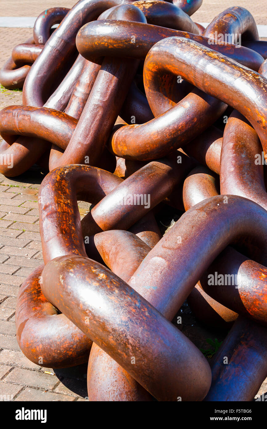 Huge ship chain hi-res stock photography and images - Alamy