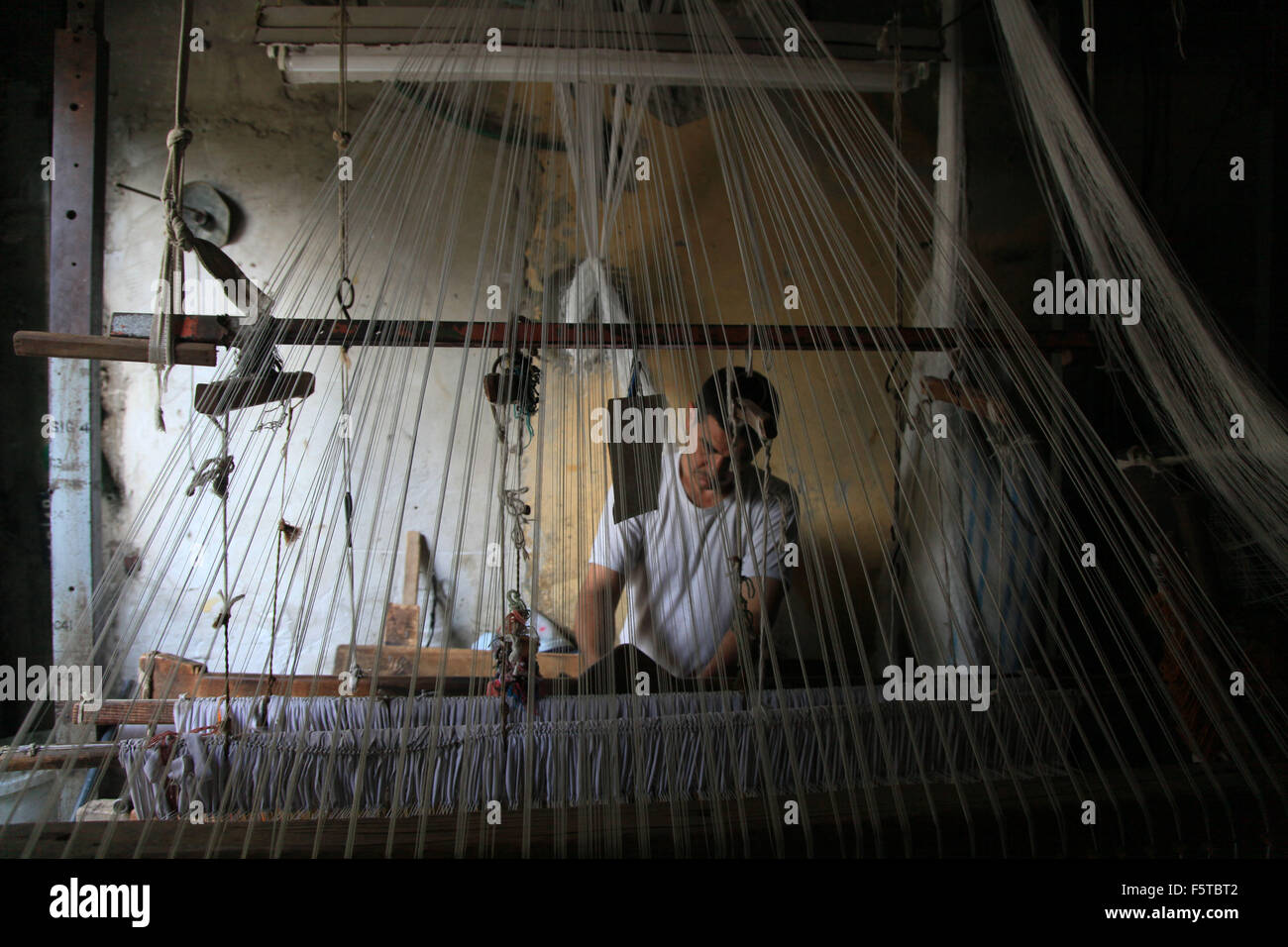 Palestine, Gaza. 07th Nov, 2015. A Palestinian man AL Sawaf works on ...
