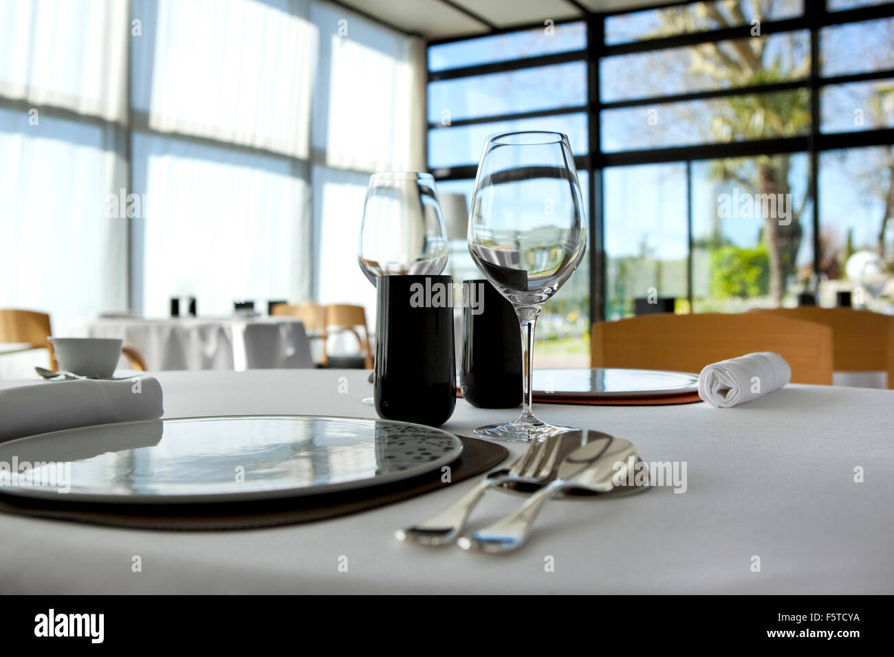 Table set in a luxury French restaurant Stock Photo - Alamy