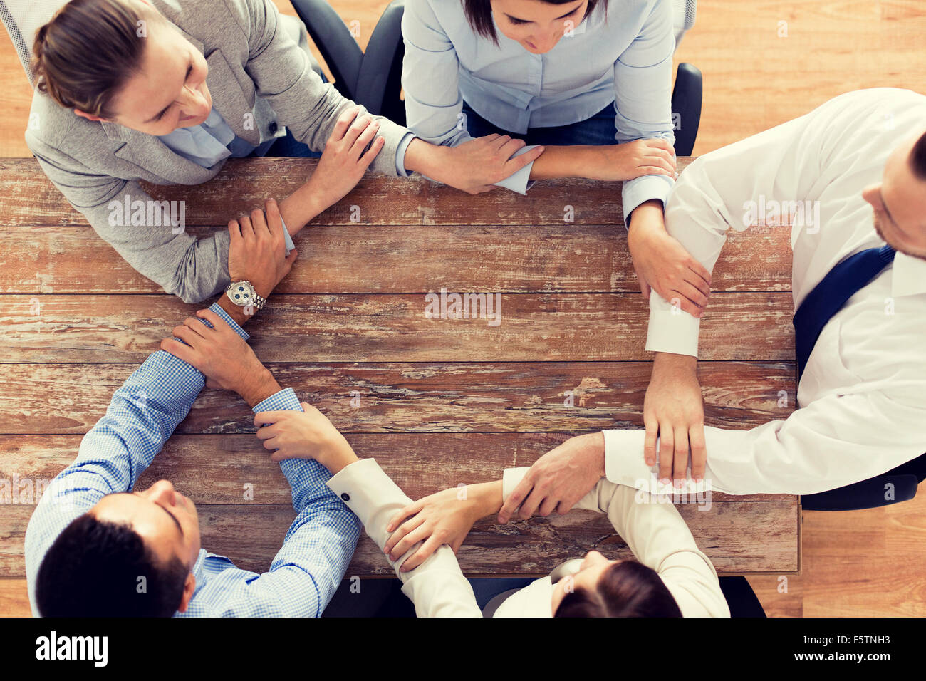 Hands table hi-res stock photography and images - Alamy