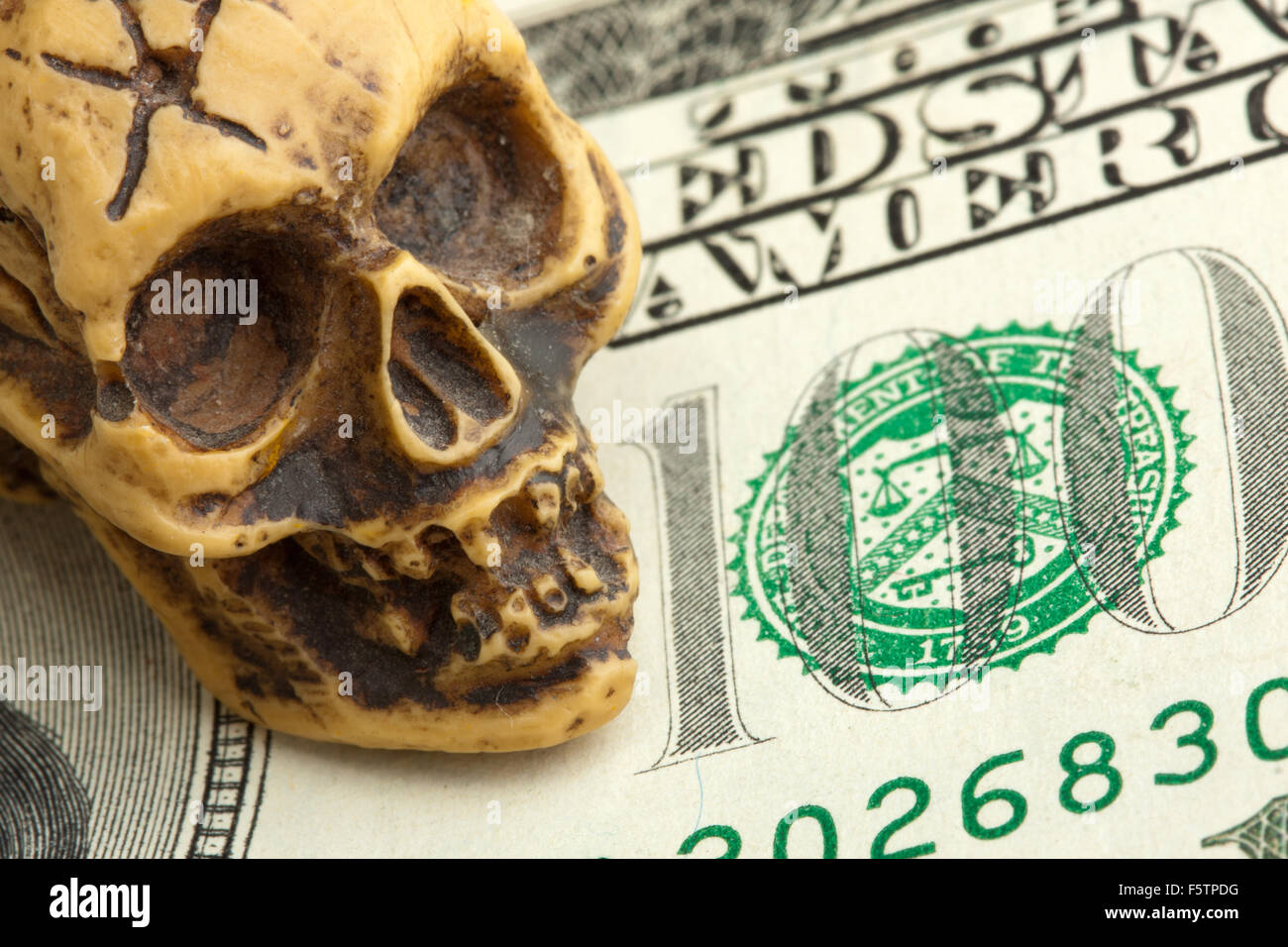 Bankruptcy concept. Human skull on money banknote Stock Photo - Alamy